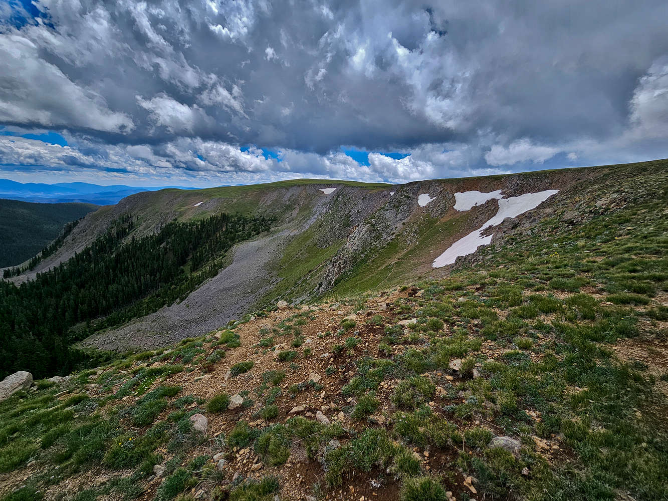 Trail going down the edge of the plateau : Photos, Diagrams & Topos ...