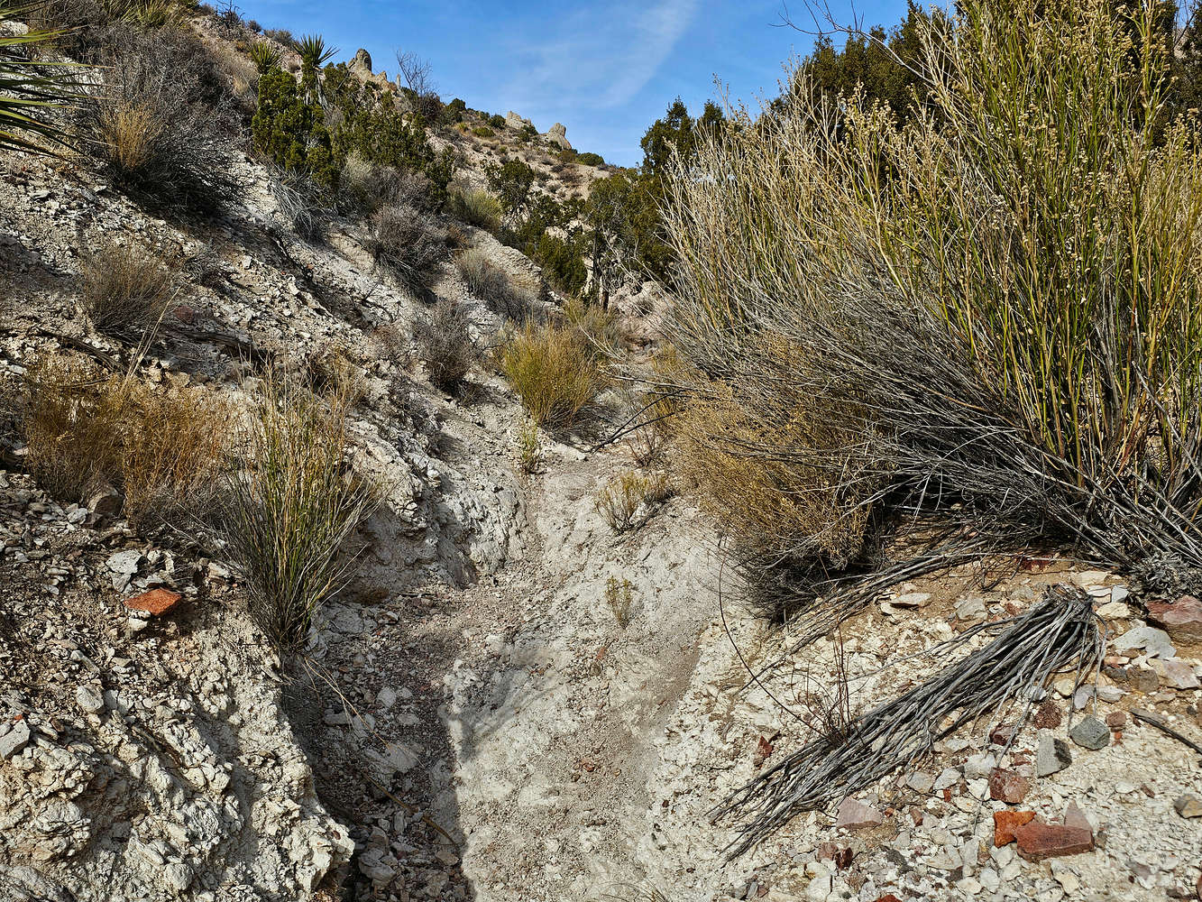 Hiking the bottom of the small canyon : Photos, Diagrams & Topos ...