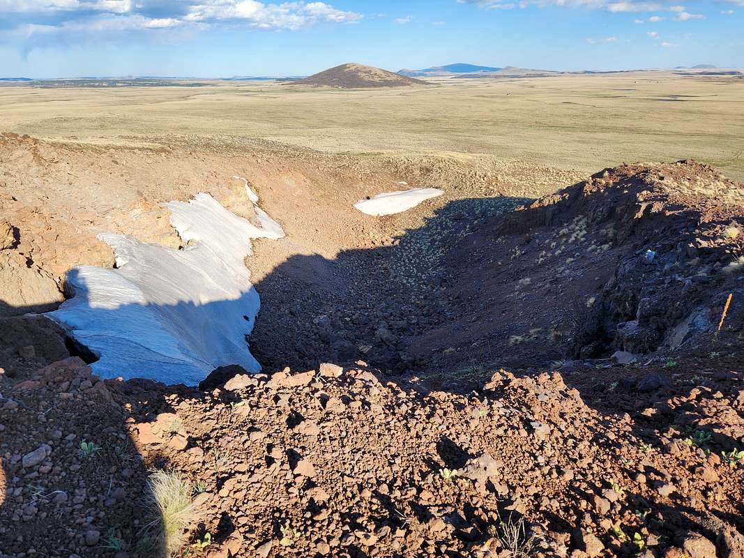 The crater of Dale Mountain, a small volcano (cinder cone) : Photos ...