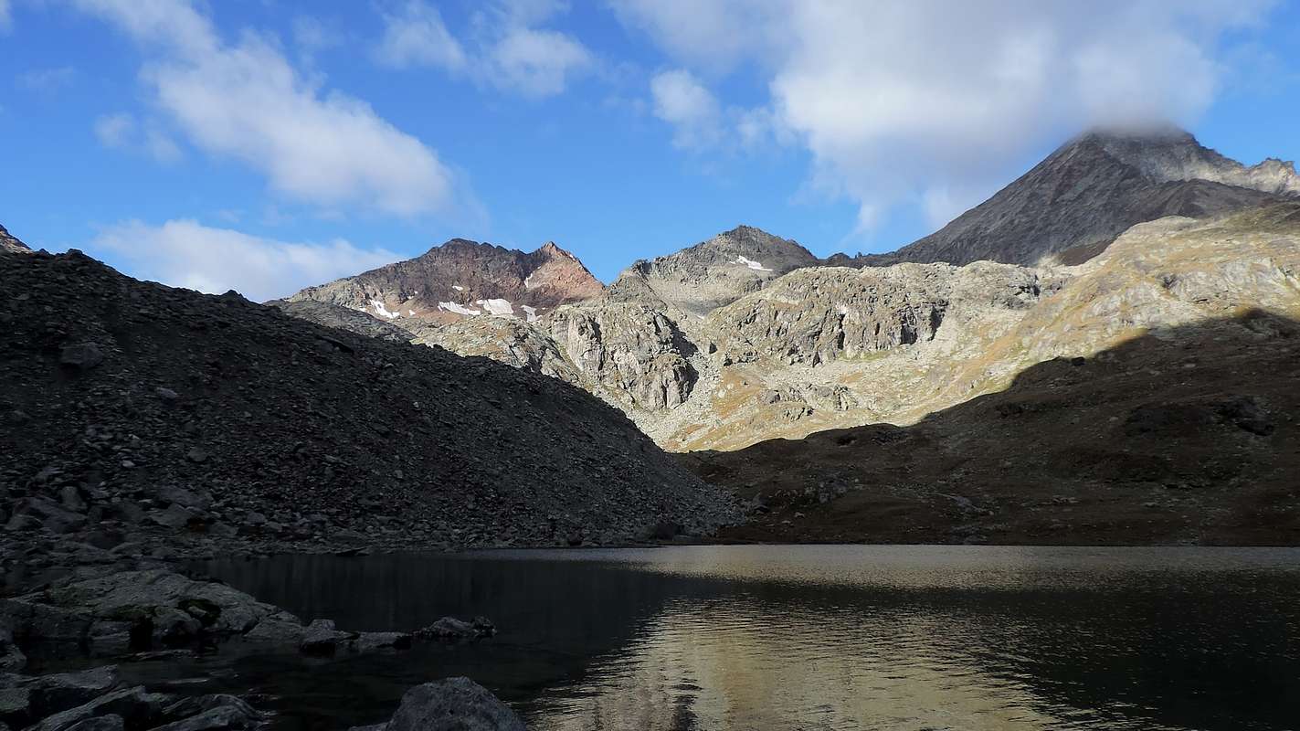 Lago Lungo (Long Lake) di Laures, Punta Rossa dell'Emilius and Monte ...