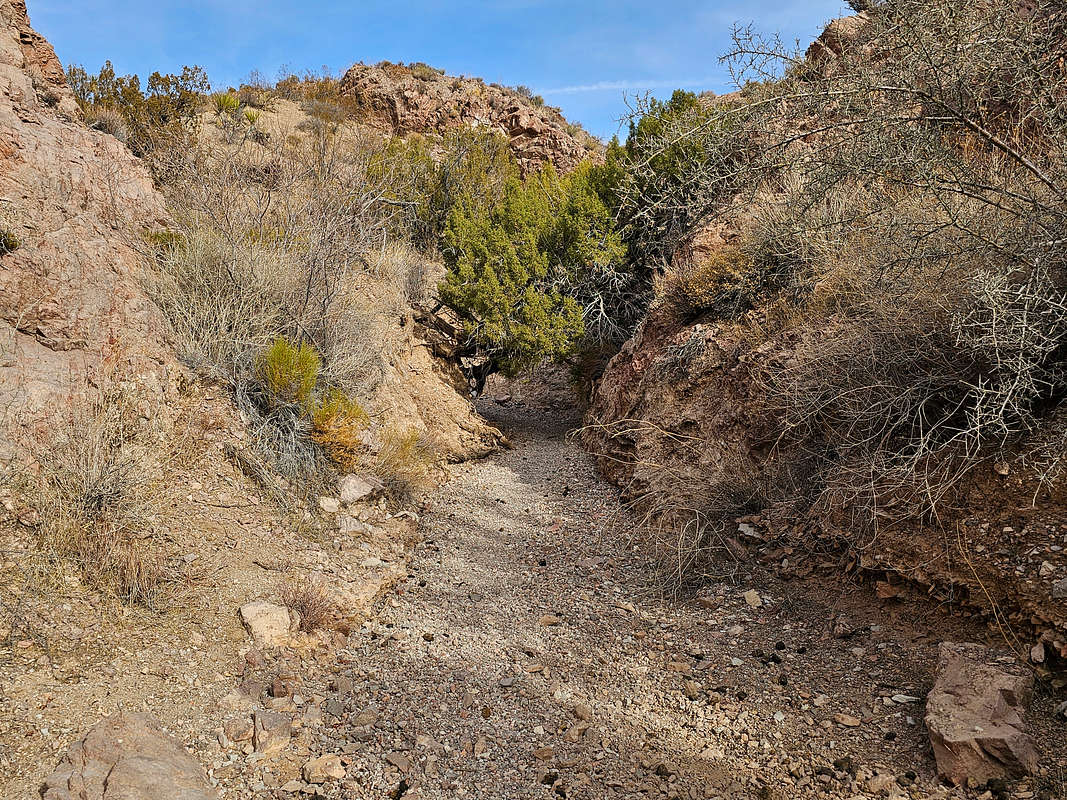 Hiking the bottom of the small canyon : Photos, Diagrams & Topos ...