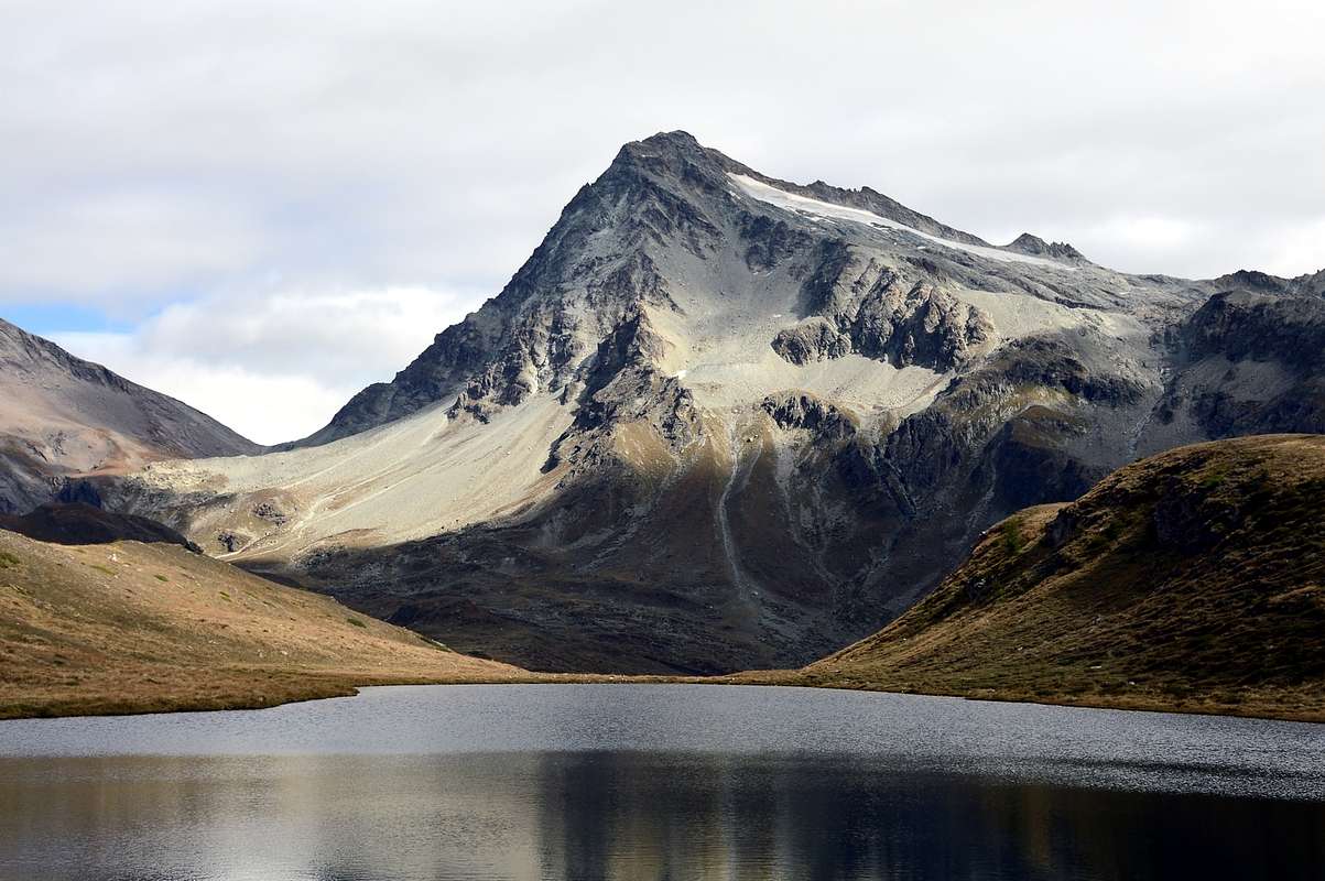 Mont Gelé from Cornet Lake, Sep. 17th 2025 : Photos, Diagrams & Topos ...