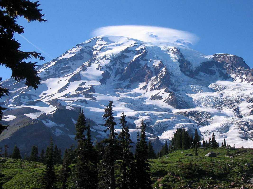 Lenticular clouds forming over Rainier : Photos, Diagrams & Topos ...