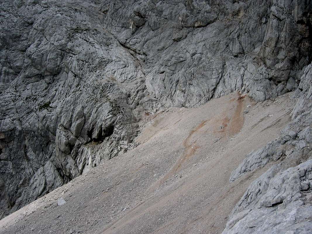 Crossing the scree slope : Photos, Diagrams & Topos : SummitPost