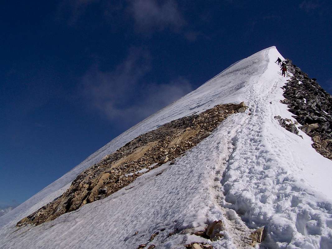 The last meters to the peak of Hochfeiler : Photos, Diagrams & Topos ...
