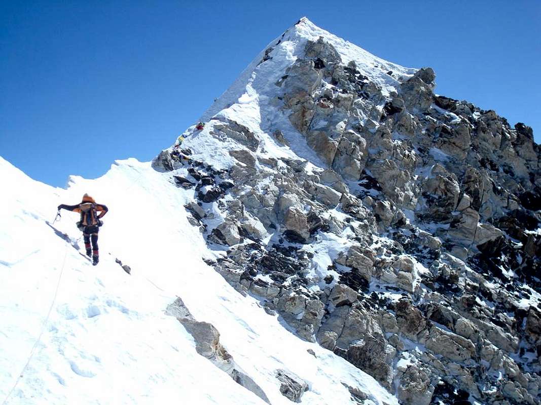 Makalu; corniced ridge from false summit to main : Photos, Diagrams ...