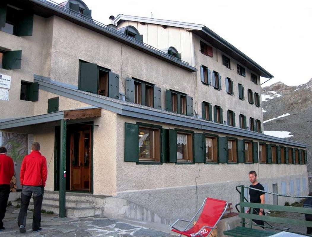 Rifugio Marinelli Bombardieri : Photos, Diagrams & Topos : SummitPost