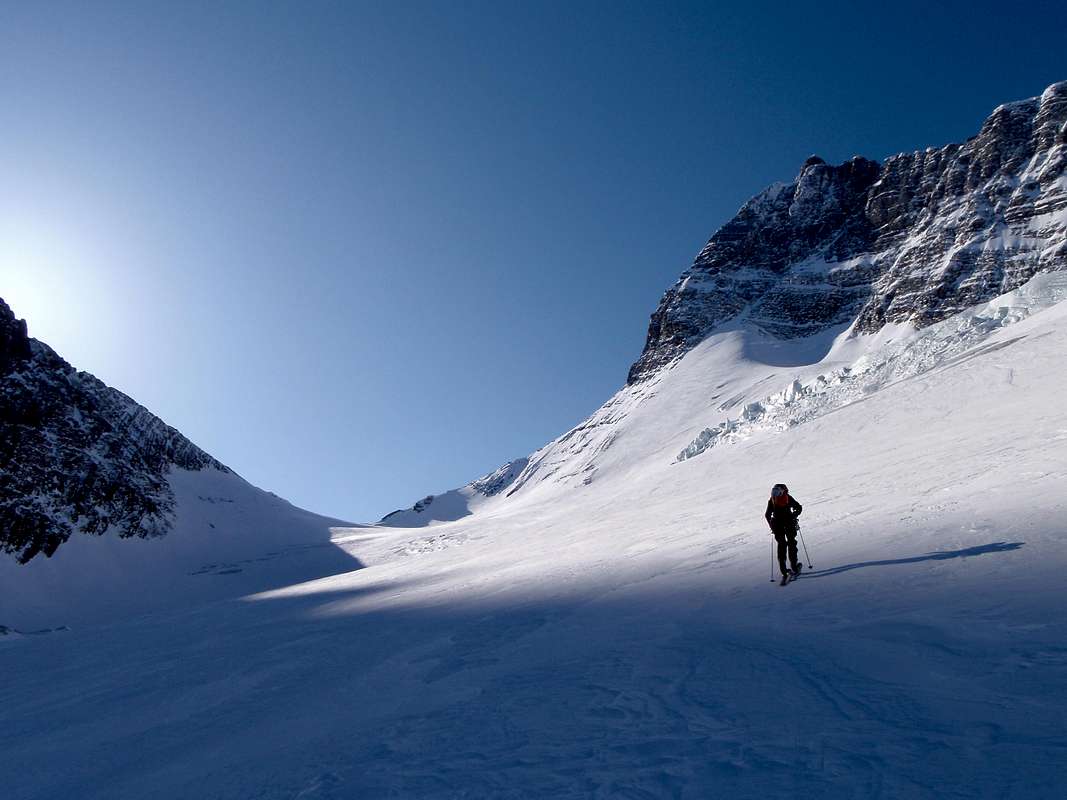 Robertson Glacier nearing col : Photos, Diagrams & Topos : SummitPost