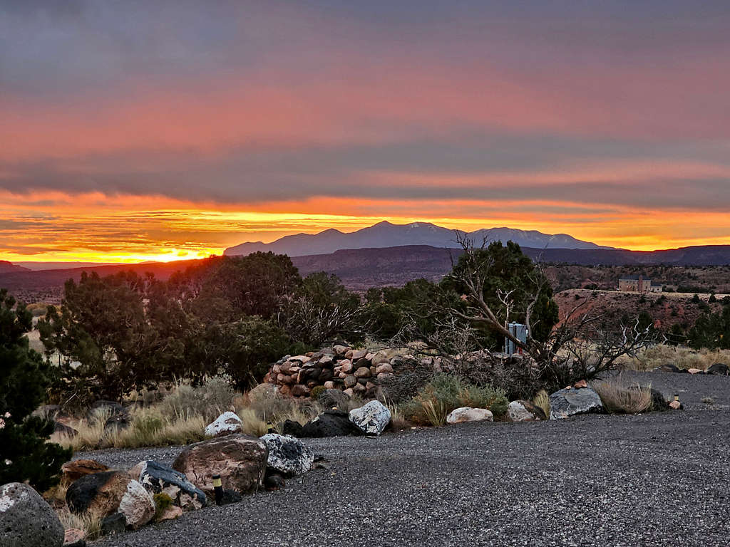 Sunrise on The Henry Mountains : Photos, Diagrams & Topos : SummitPost